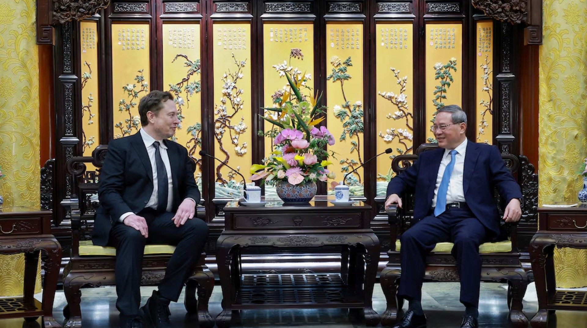 Elon Musk Makes Surprise Beijing Visit, Woos Officials on Self-Driving Tech Elon Musk Makes Surprise Beijing Visit, Woos Officials on Self-Driving Tech